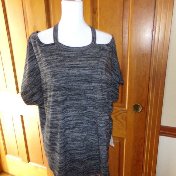 Absolutely Famous | Tops | Gray Absolutely Top | Poshmark